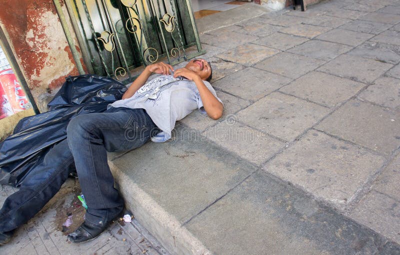 Homem Bêbado Passado Para Fora Foto de Stock Editorial - Imagem de ...