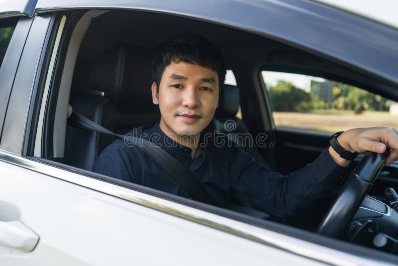 Homem dirigindo um carro imagem de stock. Imagem de macho - 229293037