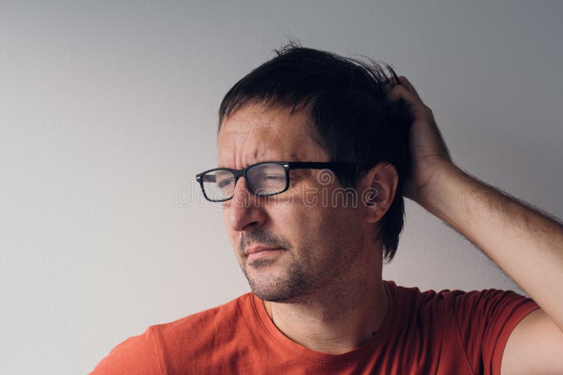 Homem distraído esquecido imagem de stock. Imagem de confuso - 102989305