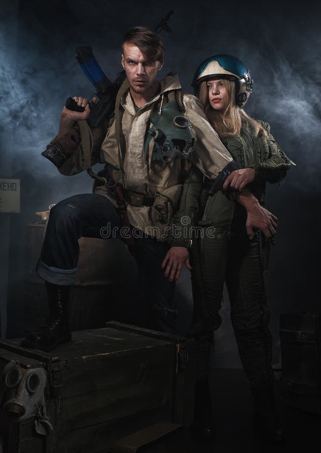 Homem Dois Armado Com Uma Arma Foto de Stock - Imagem de ecologia ...