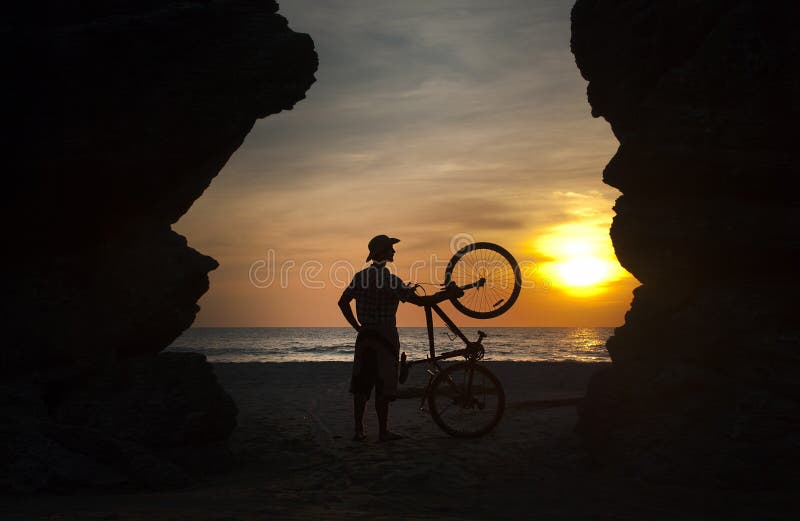 Homem e bicicleta foto de stock. Imagem de litoral, homem - 40000702