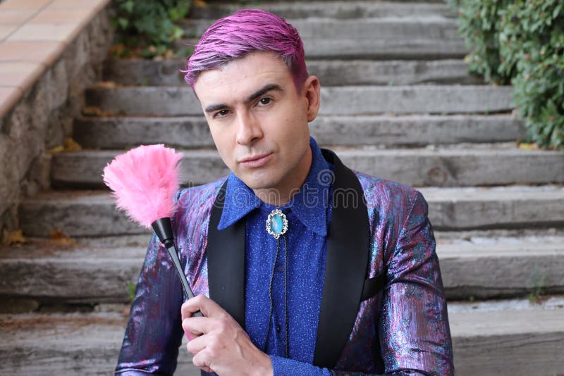 Homem Elegante Com Cabelos Cor-de-rosa Segurando Duster De Penas Foto ...