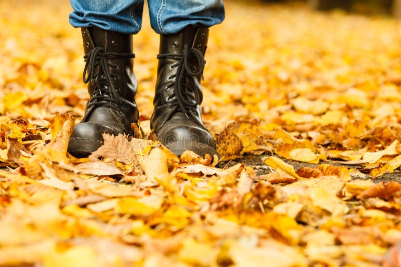 Homem em botas pretas imagem de stock. Imagem de cara - 123853445