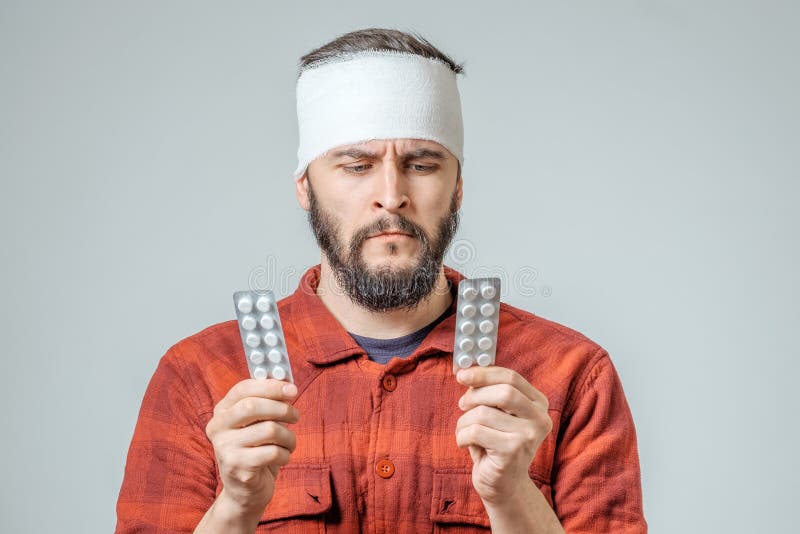 Homem Enfaixado Ferido Triste Com Comprimidos Foto de Stock - Imagem de ...