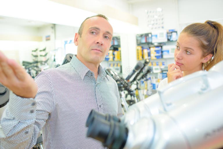 Homem explicando fatos imagem de stock. Imagem de adulto - 173515997