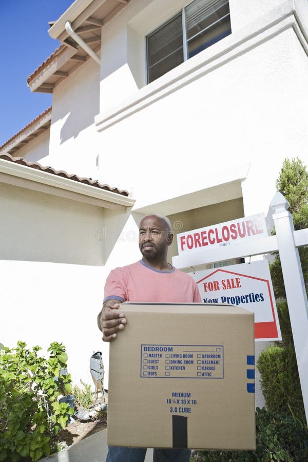 Homem Falido Que Move-se Fora Da Casa Imagem de Stock - Imagem de ...