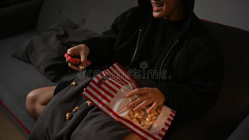 Homem Feliz Com Controle Remoto Comendo Pipoca E Assistindo Filme Na ... Homem Feliz Com Controle Remoto Comendo Pipoca E Assistindo Filme Na ...