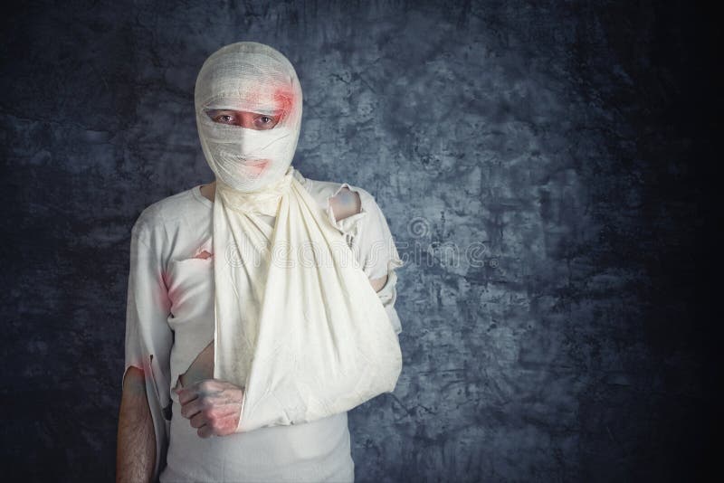 Homem Ferido Com Ataduras Principais Foto de Stock - Imagem de acidente ...