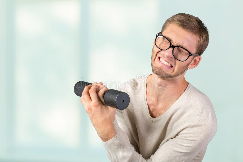 Homem fraco engraçado foto de stock. Imagem de treinamento - 62606712