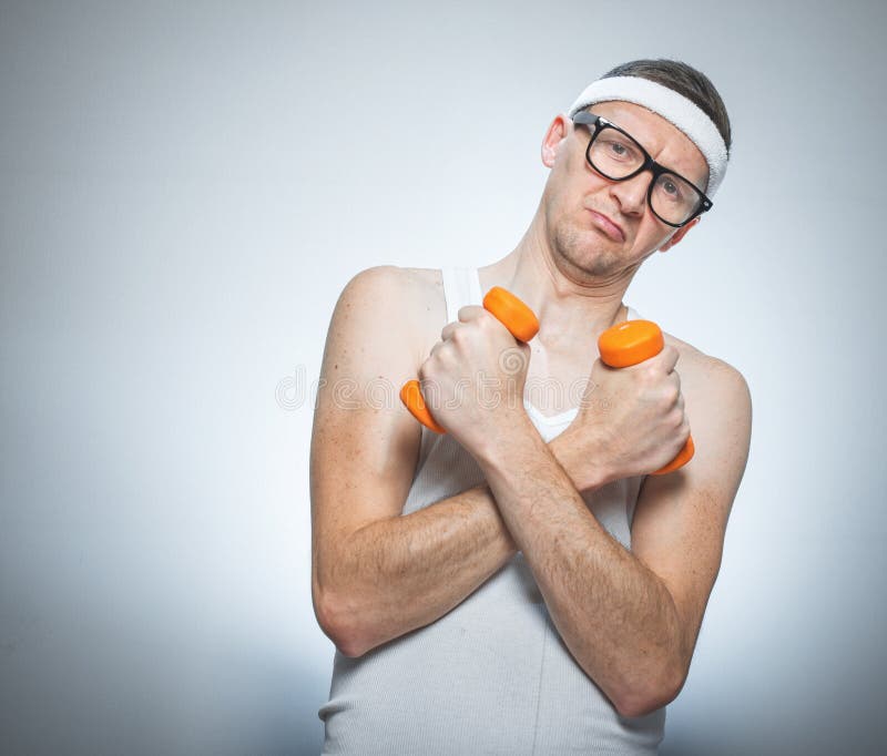 Homem Fraco Engraçado Que Guarda Pesos Foto de Stock - Imagem de adulto ...