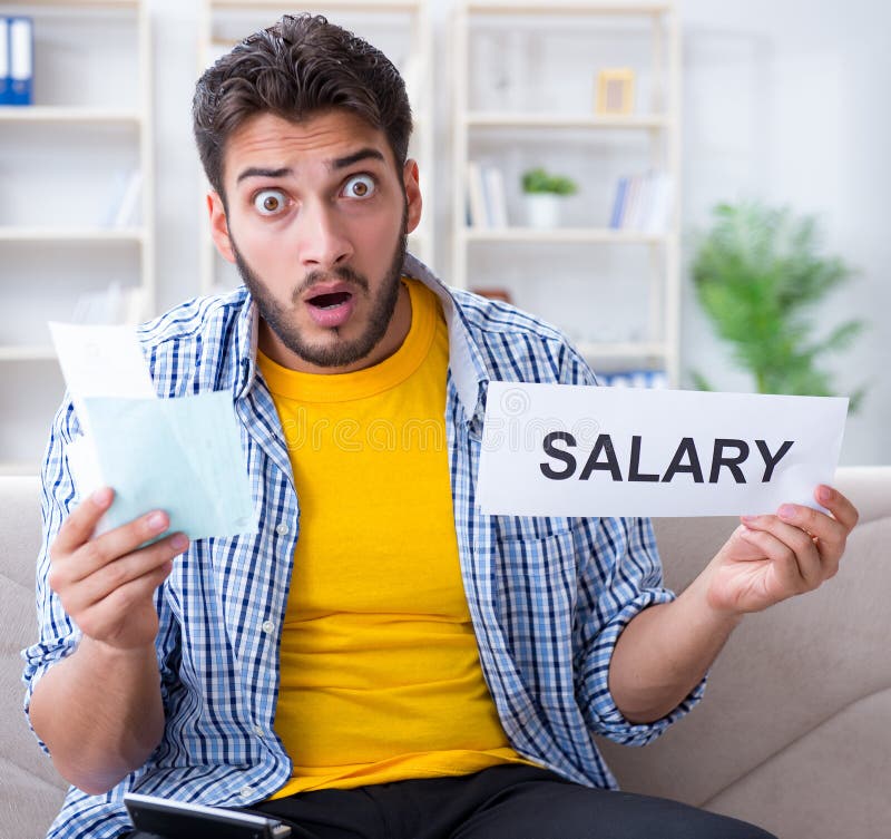 Homem Frustrado Com As Contas Que Precisa Pagar Foto de Stock - Imagem ...