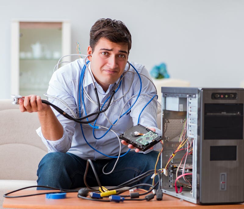 Homem Frustrado Com Computador Pc Quebrado Foto de Stock - Imagem de ...