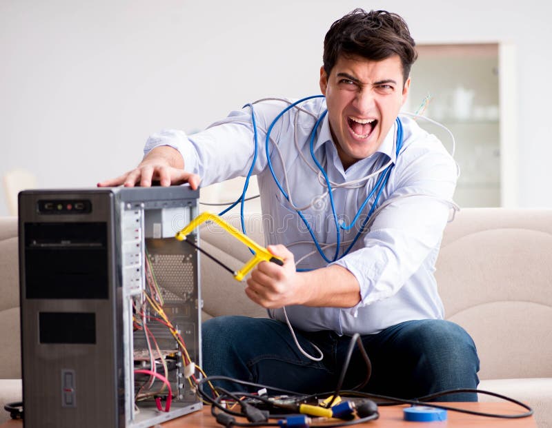 Homem Frustrado Com Computador Pc Quebrado Foto de Stock - Imagem de ...
