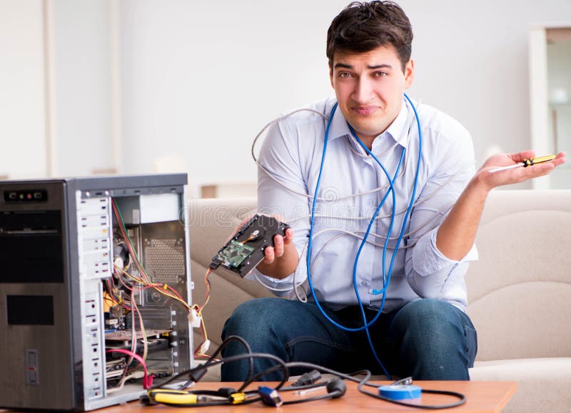 Homem Frustrado Com Computador Pc Quebrado Imagem de Stock - Imagem de ...
