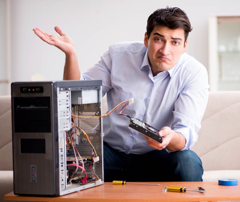 Homem Frustrado Com Computador Pc Quebrado Foto de Stock - Imagem de ...