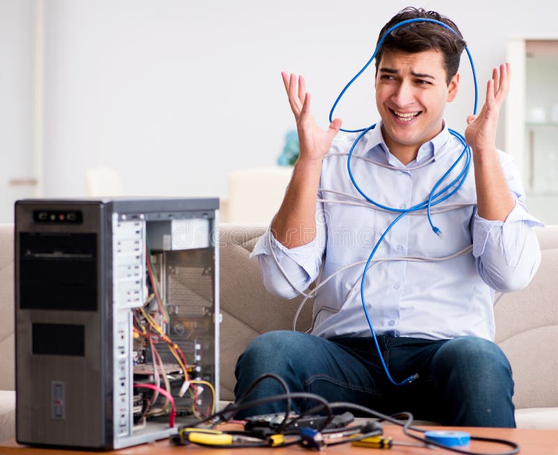 Homem Frustrado Com Computador Pc Quebrado Imagem de Stock - Imagem de ...