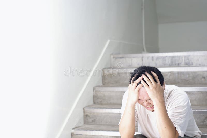 Homem frustrante sozinho foto de stock. Imagem de luto - 6429472