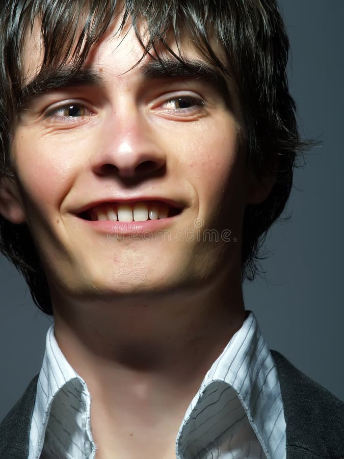 Homem jovem feliz imagem de stock. Imagem de homem, modelo - 5304745