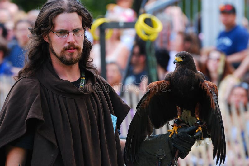 Homem Medieval Com Falcão, Nova Iorque Fotografia Editorial - Imagem de ...