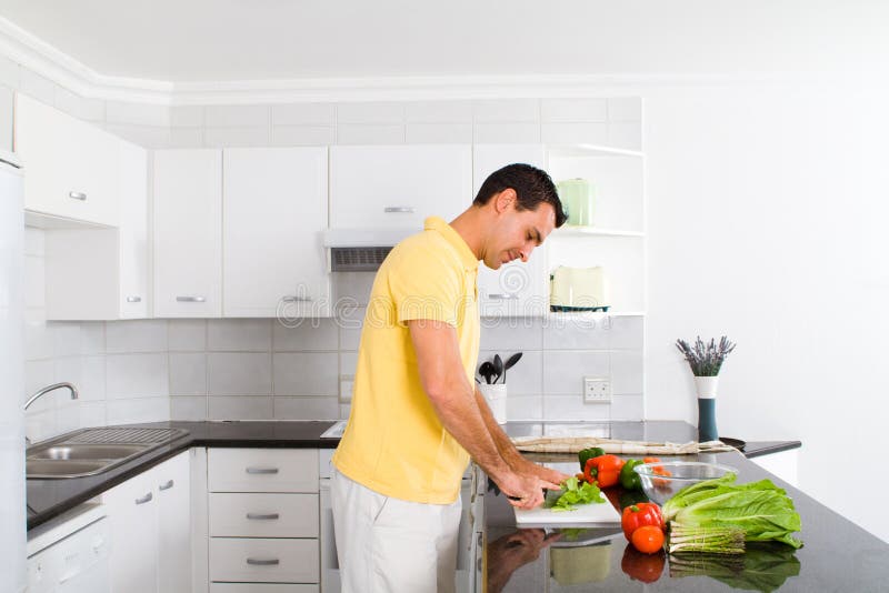 Homem na cozinha imagem de stock. Imagem de feliz, doméstico - 12820841