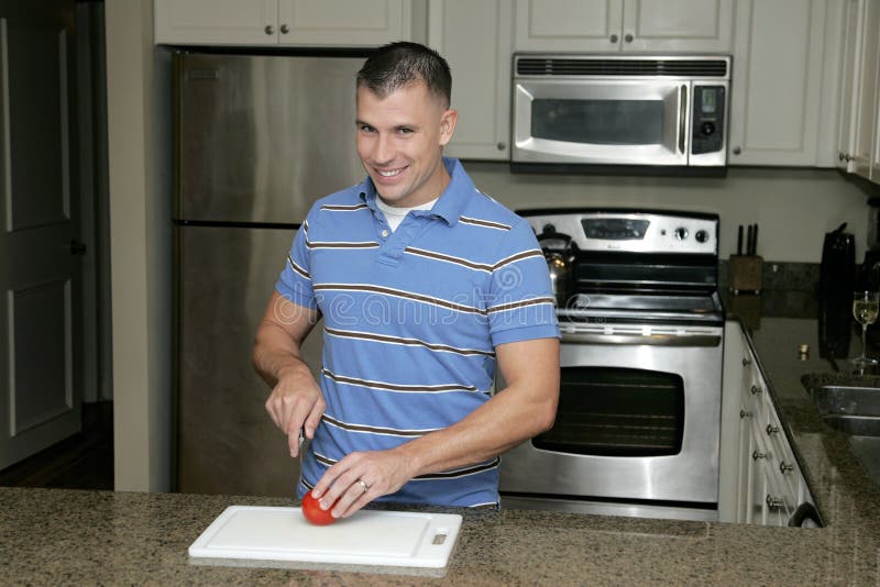 Homem na cozinha foto de stock. Imagem de feliz, pessoa - 13512498