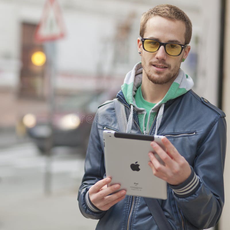 Homem Na Rua Com Tabuleta De Ipad Foto de Stock Editorial - Imagem de ...