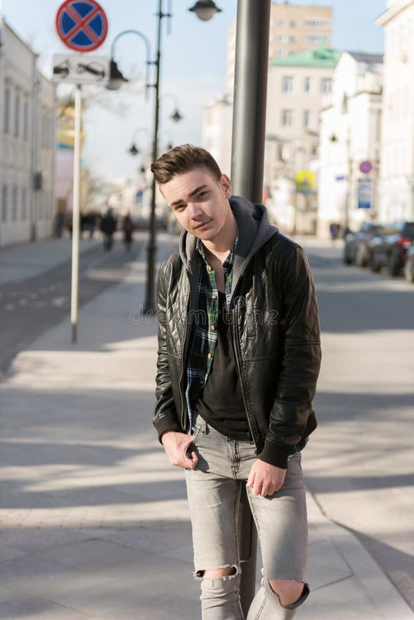 Homem Na Rua Perto Da Estrada Na Cidade Foto de Stock - Imagem de ...