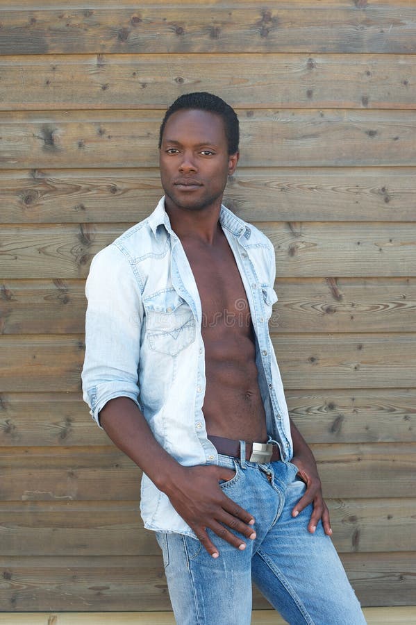 Homem Negro Bonito Que Está Fora Imagem de Stock - Imagem de modelo ...