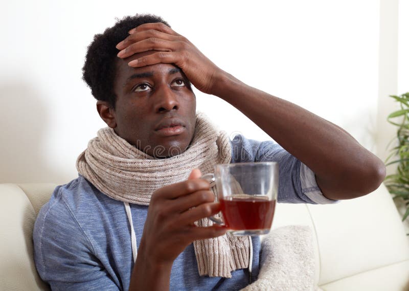 Homem doente na cama foto de stock. Imagem de sintoma - 87463552