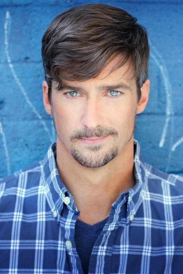 Homem no azul foto de stock. Imagem de cara, forma, macho - 35170562