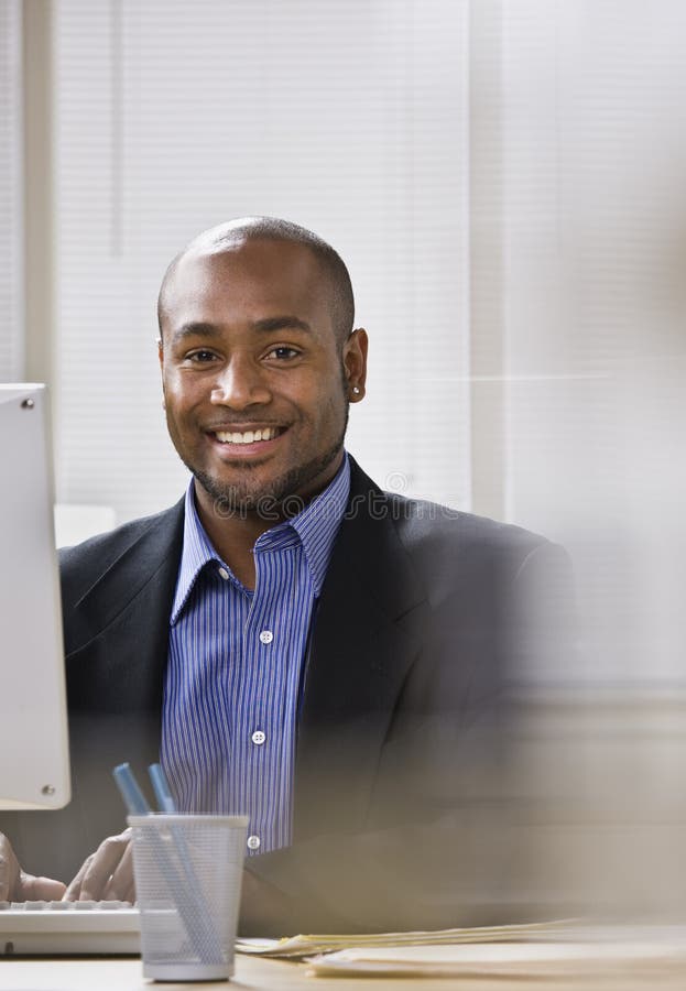 Homem no computador imagem de stock. Imagem de homem - 10011329