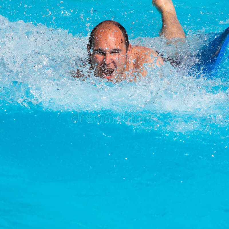 Homem no parque da água imagem de stock. Imagem de aventura - 43142621