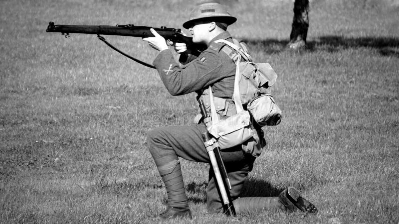 Homem No Terno Militar Que Aponta O Rifle Imagem. Imagem: 82937759 Homem No Terno Militar Que Aponta O Rifle Imagem. Imagem: 82937759