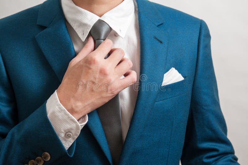 Homem No Terno Que Ajusta a Gravata Foto de Stock - Imagem de ... Homem No Terno Que Ajusta a Gravata Foto de Stock - Imagem de ...