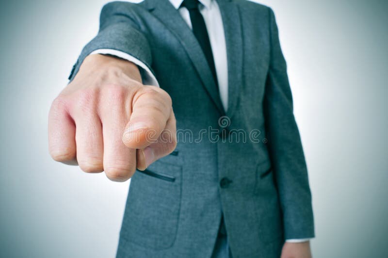Homem No Terno Que Aponta O Dedo Foto de Stock - Imagem de ... Homem No Terno Que Aponta O Dedo Foto de Stock - Imagem de ...