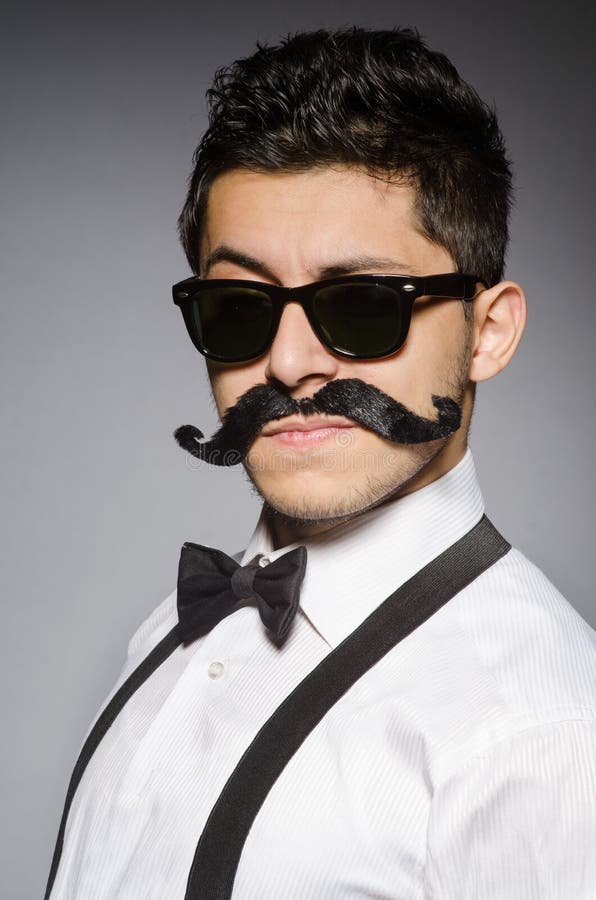 Homem Novo Com Bigode Falso Imagem de Stock - Imagem de retrato, moda ...