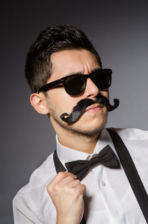 Homem Novo Com O Bigode Falso Isolado No Cinza Imagem de Stock - Imagem ...