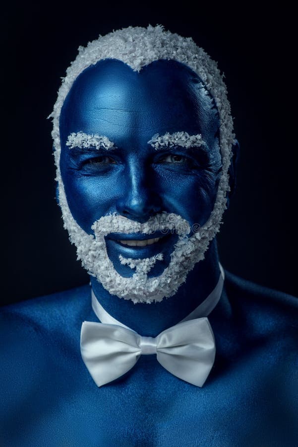 Homem Pintado Na Cor Azul Com Cabelo Nevado E Barba Que Guardam O ...