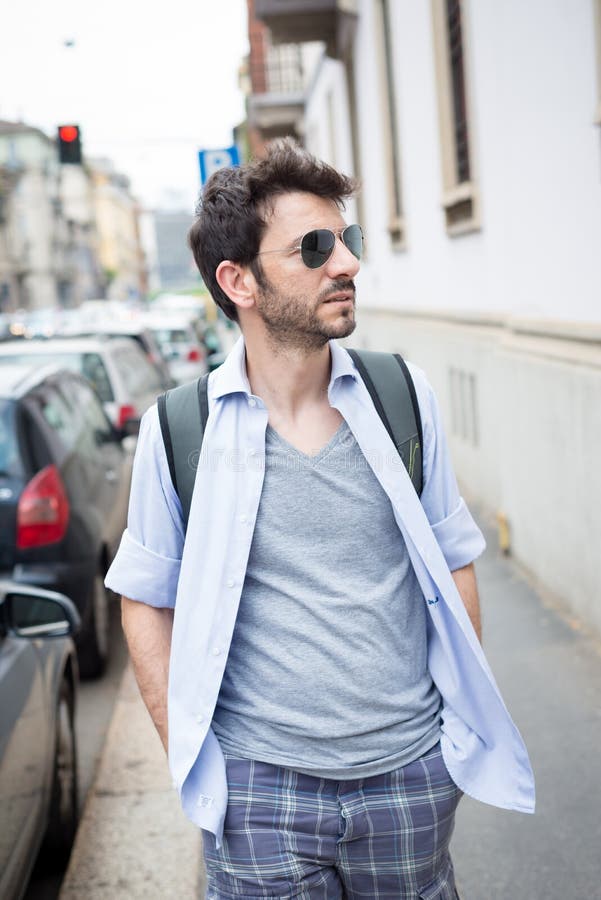 Homem que anda na rua imagem de stock. Imagem de anos - 31962849