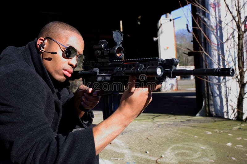 Homem que aponta o rifle foto de stock. Imagem de operativo - 4098354