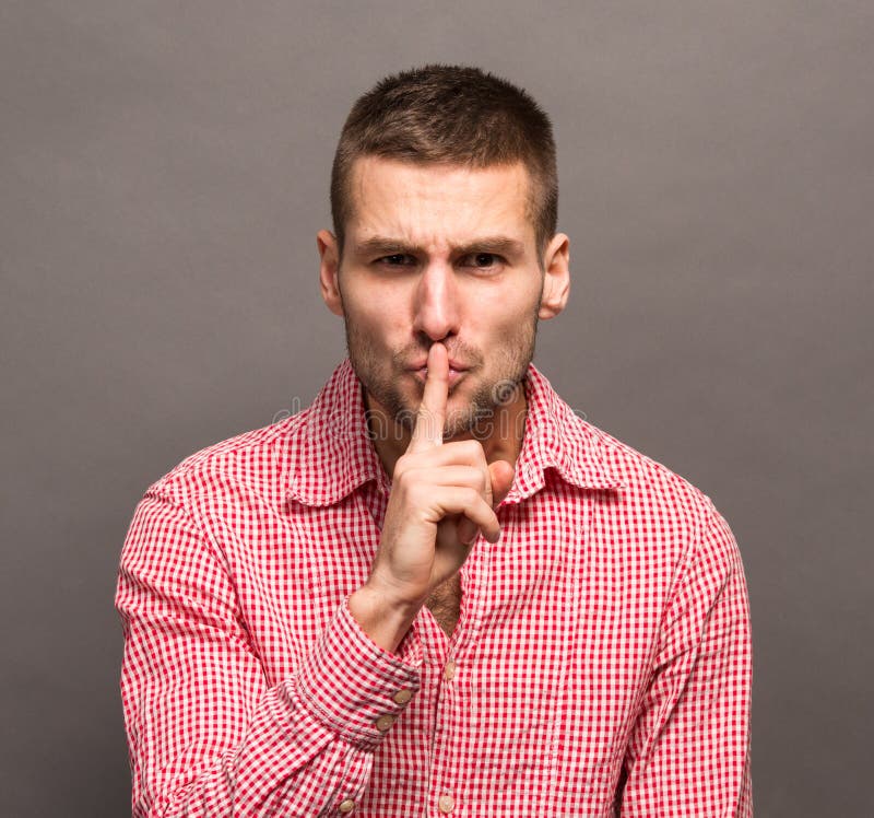 Homem Que Faz Um Gesto Calando Imagem de Stock - Imagem de bonito ...