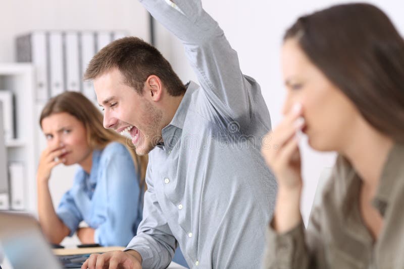 Homem Que Mostra Um Suado E Fedido Underarm Imagem de Stock - Imagem de ...