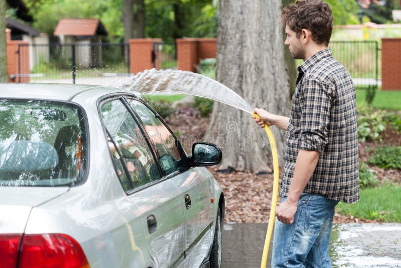 Homem Que Perfusing Seu Carro Foto de Stock - Imagem de humano ...