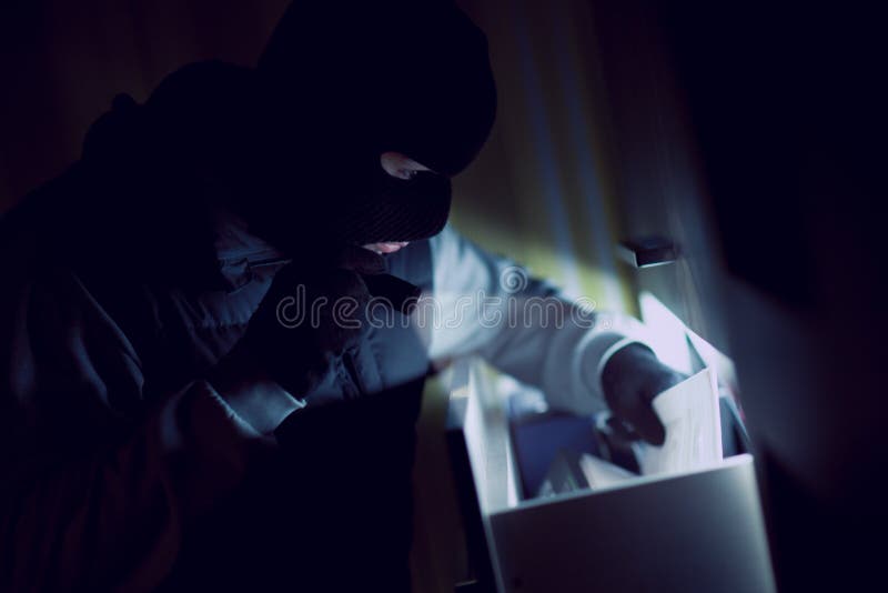 Homem que rouba originais foto de stock. Imagem de arquivo - 81357532