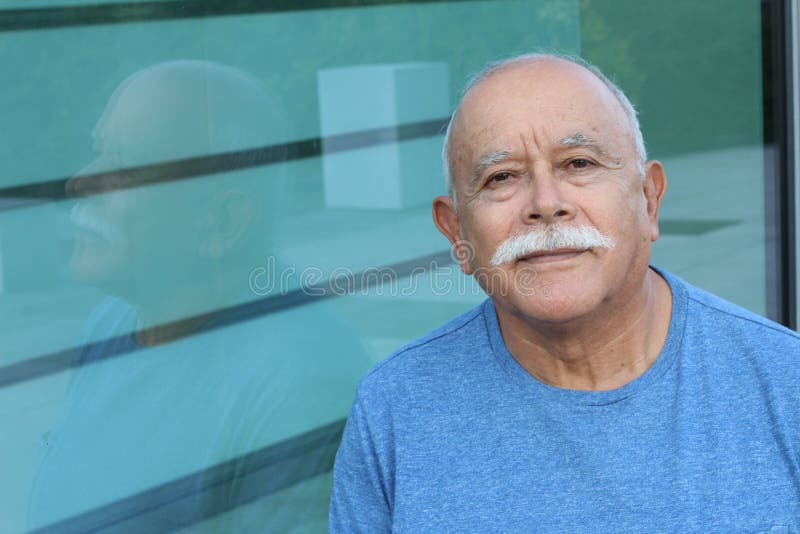 Bigode, Homem Careca Amarrando Fita Verde De Caixa De Presentes ...