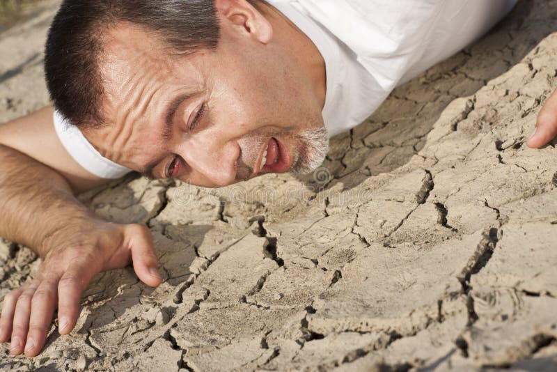 Homem Sedento Em Um Deserto Foto de Stock - Imagem de ensolarado ...