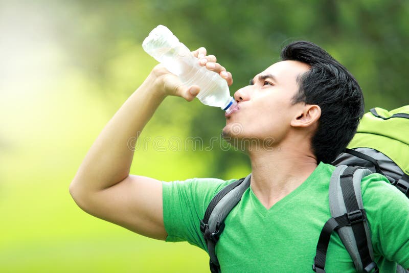 Homem Sedento Que Bebe Uma Garrafa Da água Imagem de Stock - Imagem de ...