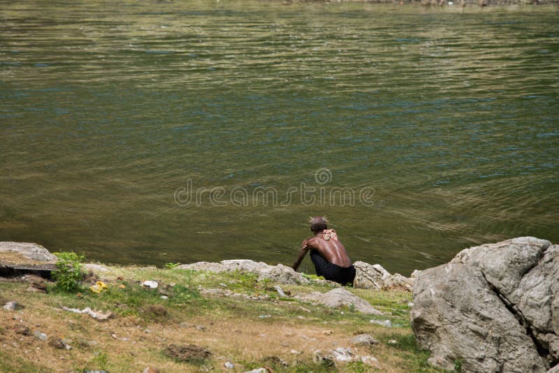 Homem Sedento Que Extingue Sua Sede Imagem Editorial - Imagem de ...