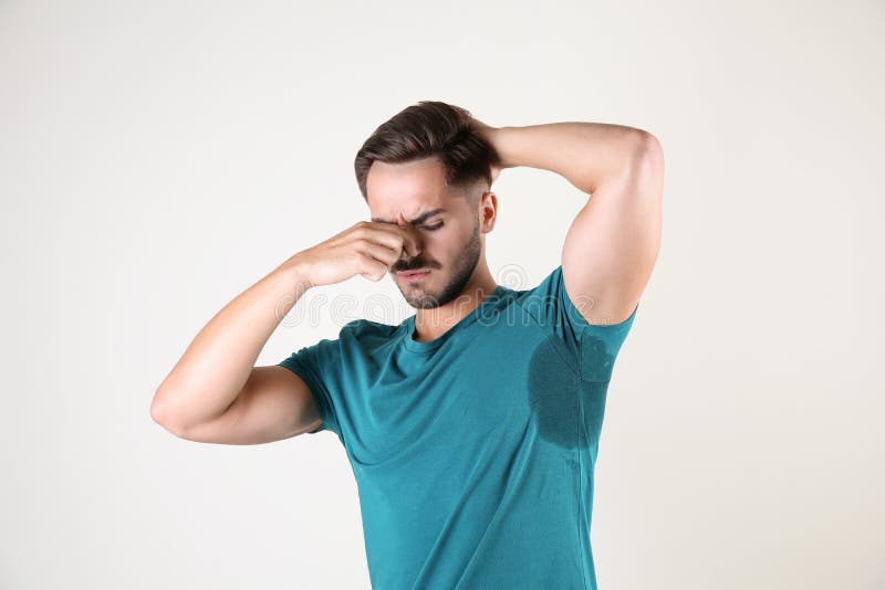 Homem Suado Com Mancha No T-shirt Contra O Fundo Cinzento Foto de Stock ...