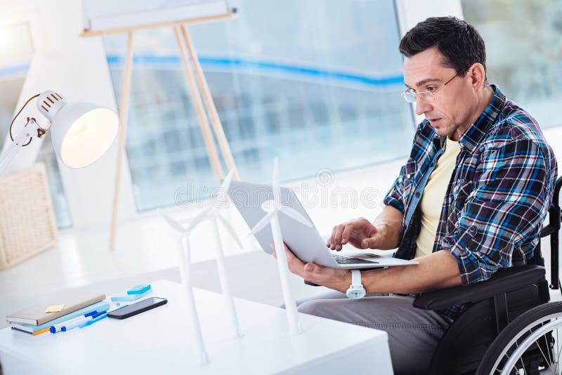 Homem Surpreendido Que Verifica Sua Caixa Do Email Imagem de Stock ...